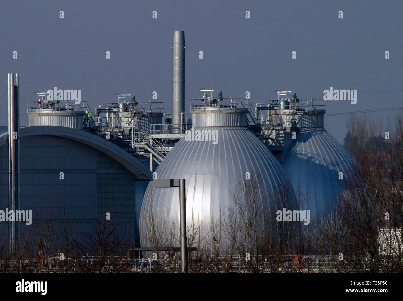 The Thames Water modent sewage treatment plant, viewed from a distance ...