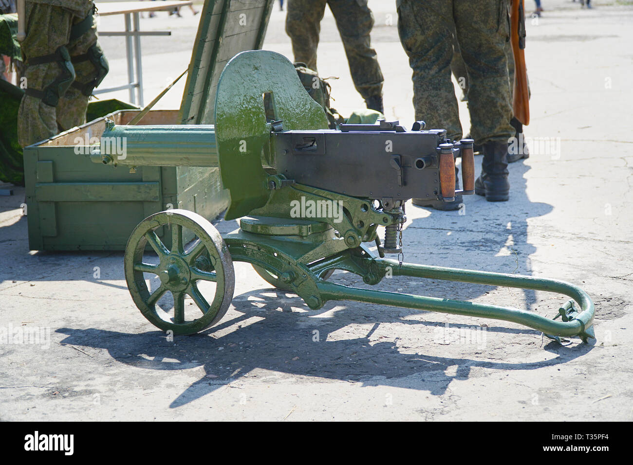Old machine gun green Stock Photo - Alamy