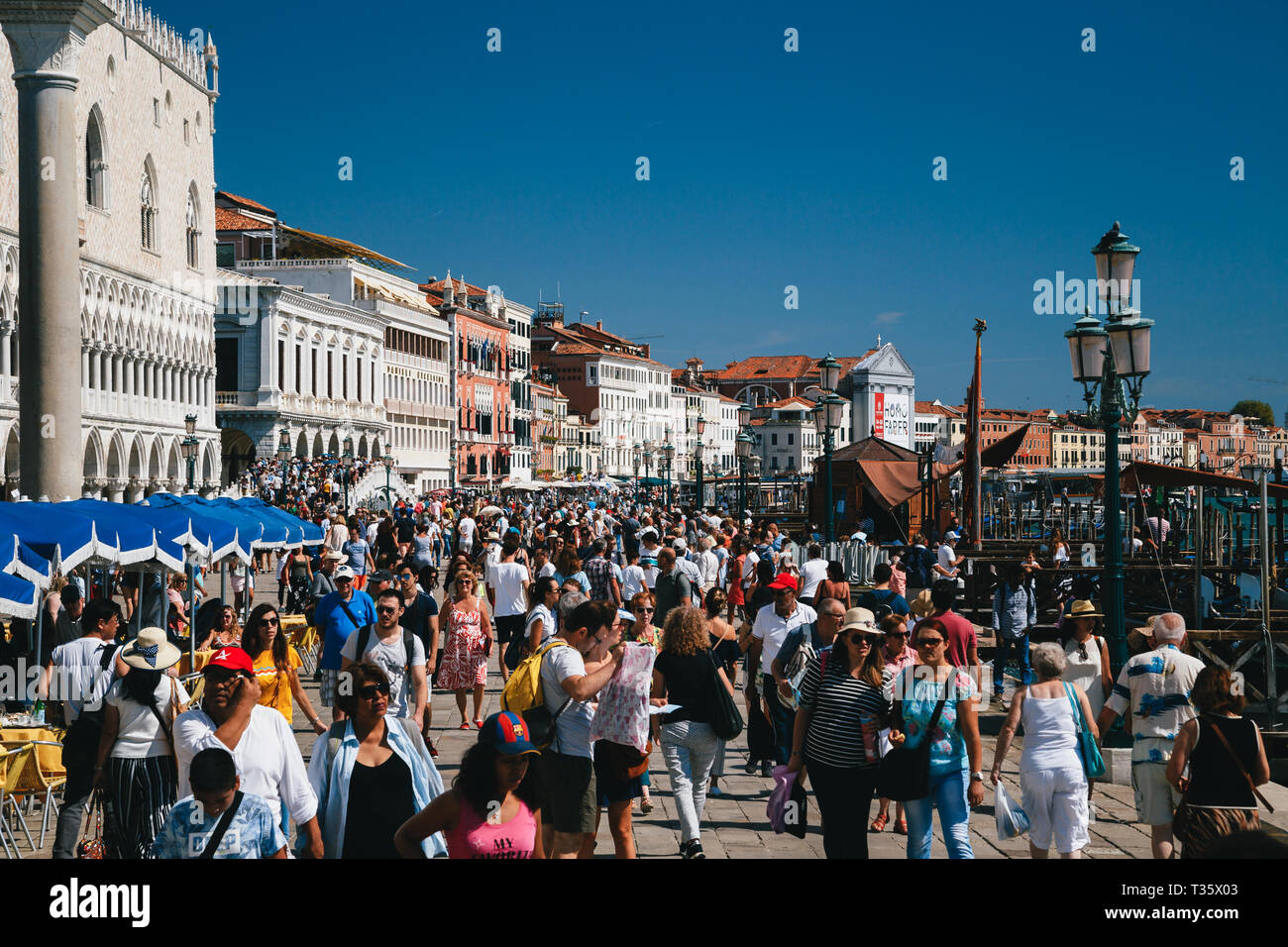 Venice st marks square overcrowded hi-res stock photography and images ...