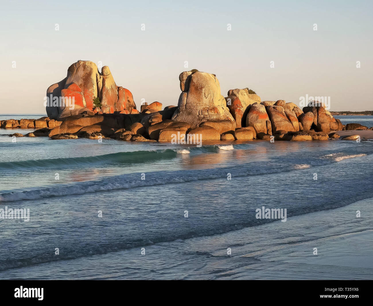 Tasmania sea rocks lichen coast red hi-res stock photography and images ...
