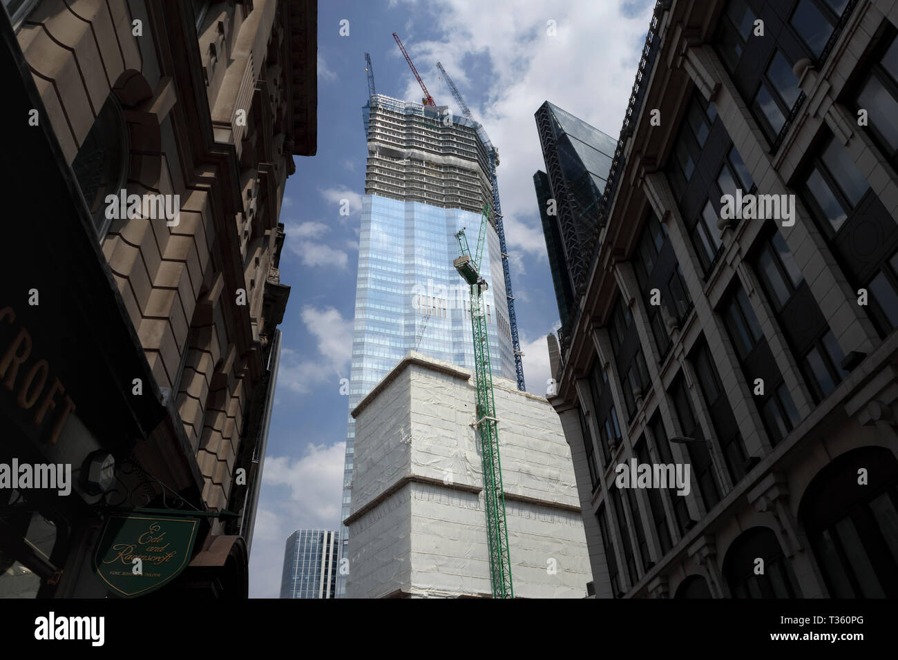 Financial windows tower block britain british skyscraper hi-res stock ...