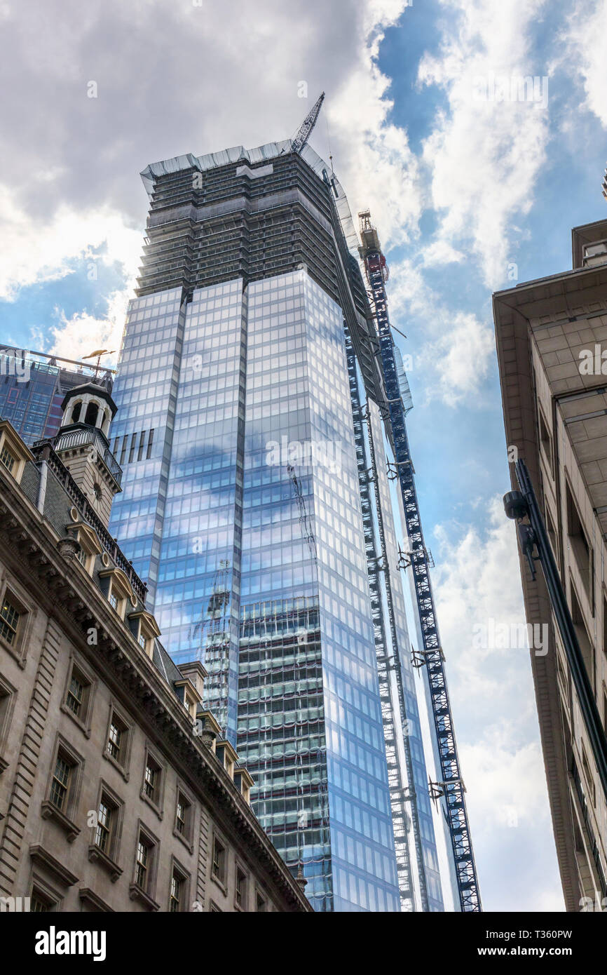 Financial windows tower block britain british skyscraper hi-res stock ...