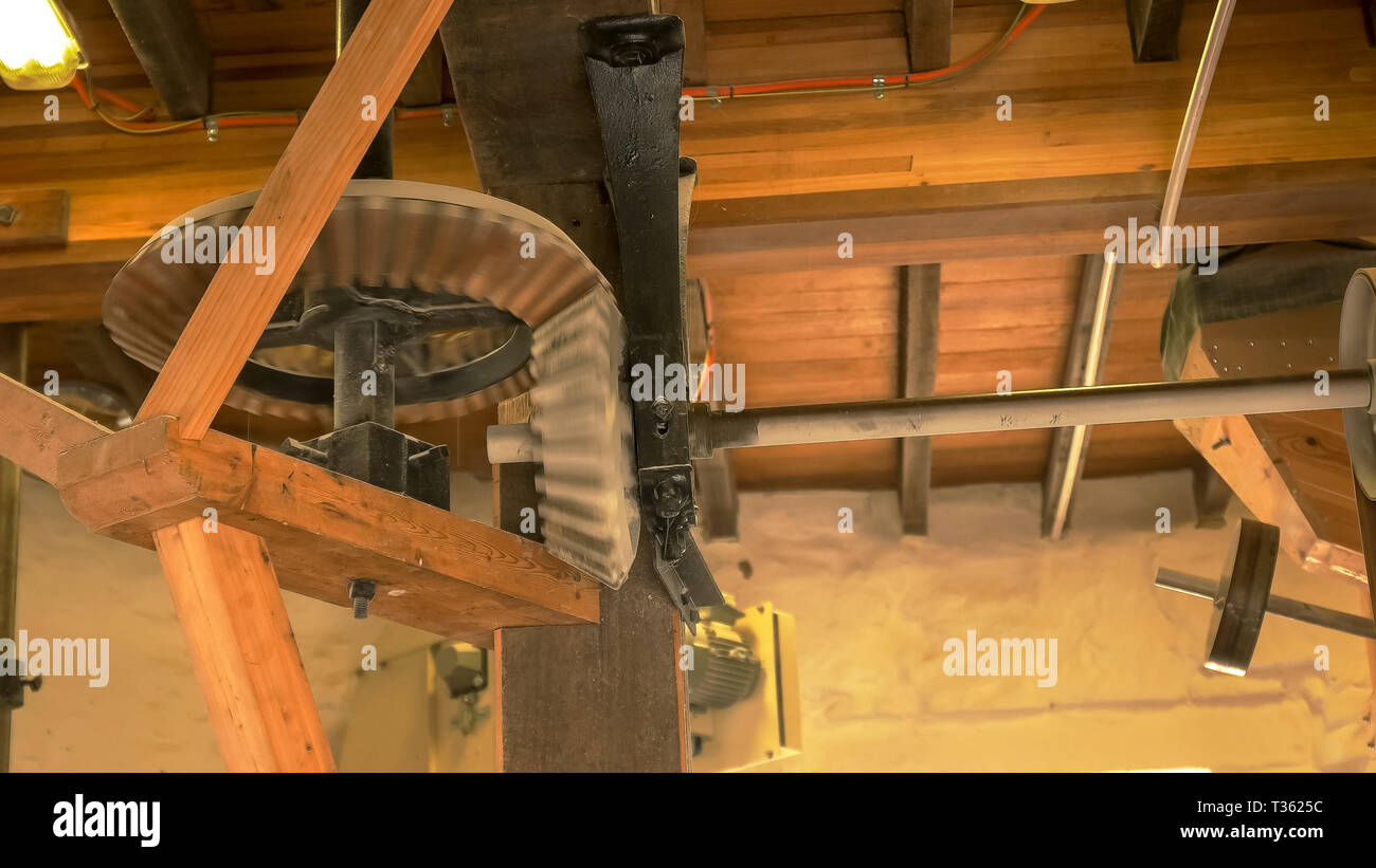 Wooden gears hi-res stock photography and images - Alamy