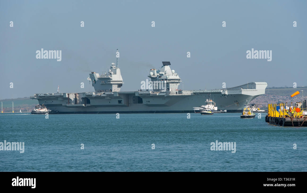 The British Royal Navy aircraft carrier HMS Queen Elizabeth (R08 ...