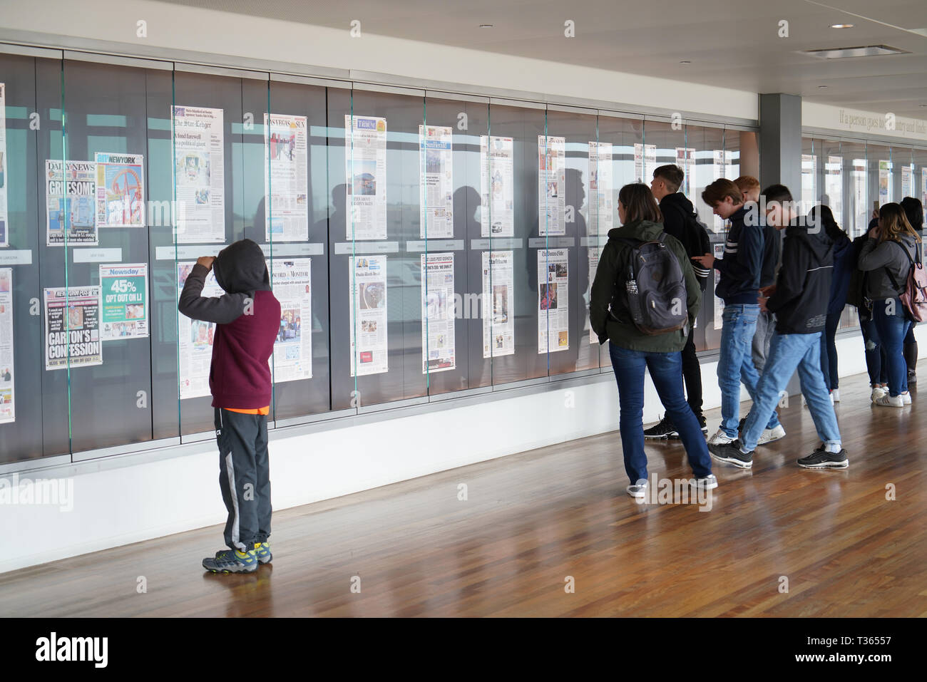 Washington, DC 4/5/19 Reading the front pages of newspapers at the ...