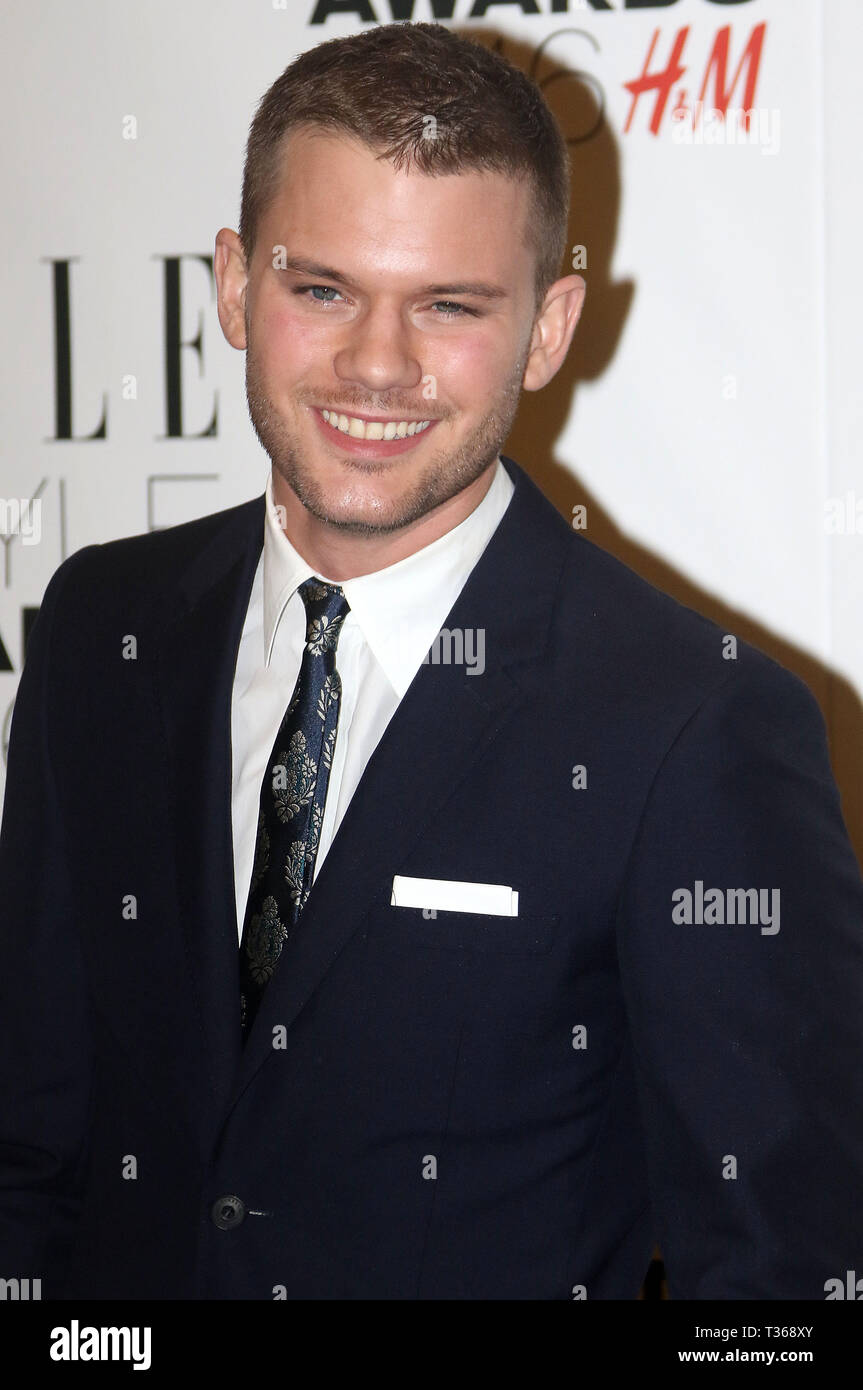 Jeremy irvine elle style hi-res stock photography and images - Alamy