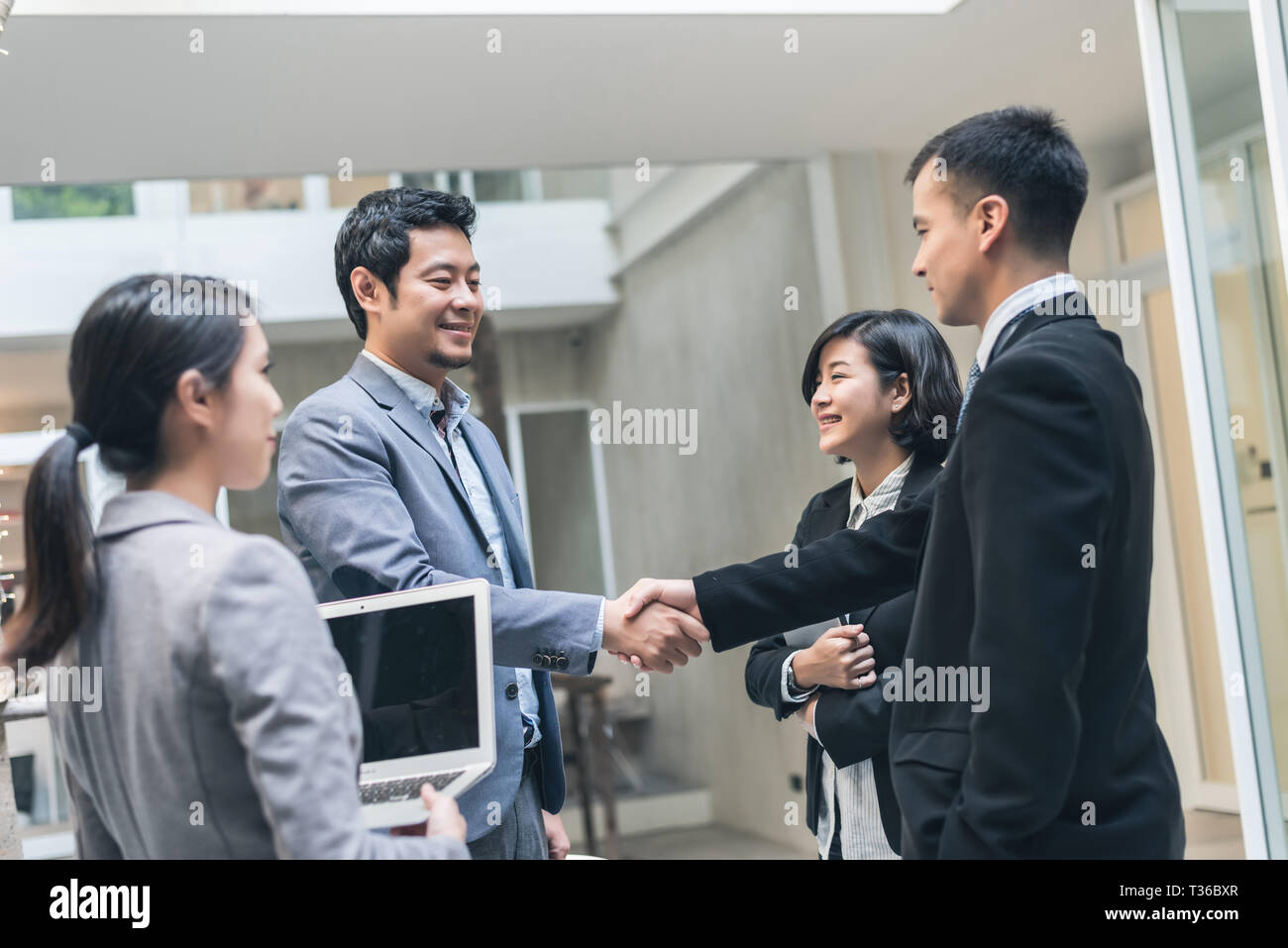 People shake hand hi-res stock photography and images - Alamy