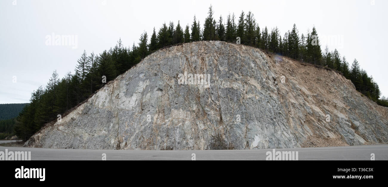 Rock wall face along roadway in Mt Hood National Forest Stock Photo - Alamy