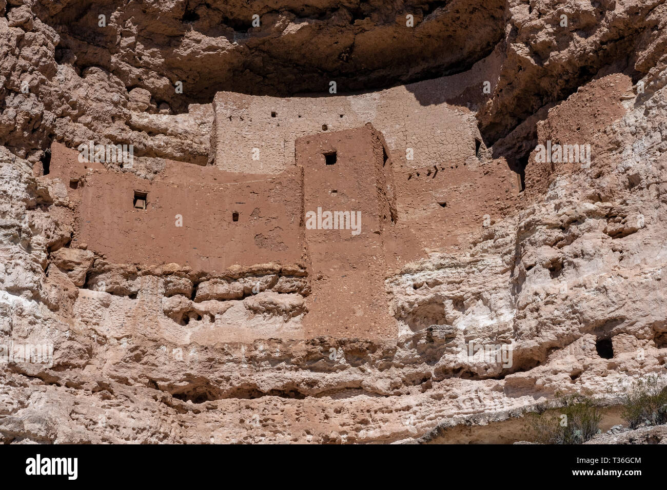 Montezuma Castle in Montezuma Castle National Monument is an example of ...
