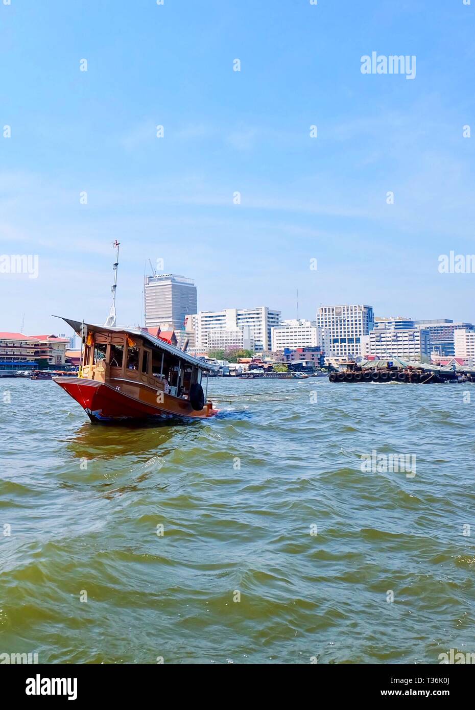 Tug pushing container ship hi-res stock photography and images - Alamy