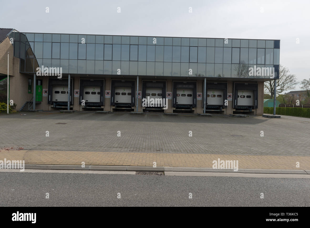 Loading dock truck trucks hi-res stock photography and images - Alamy