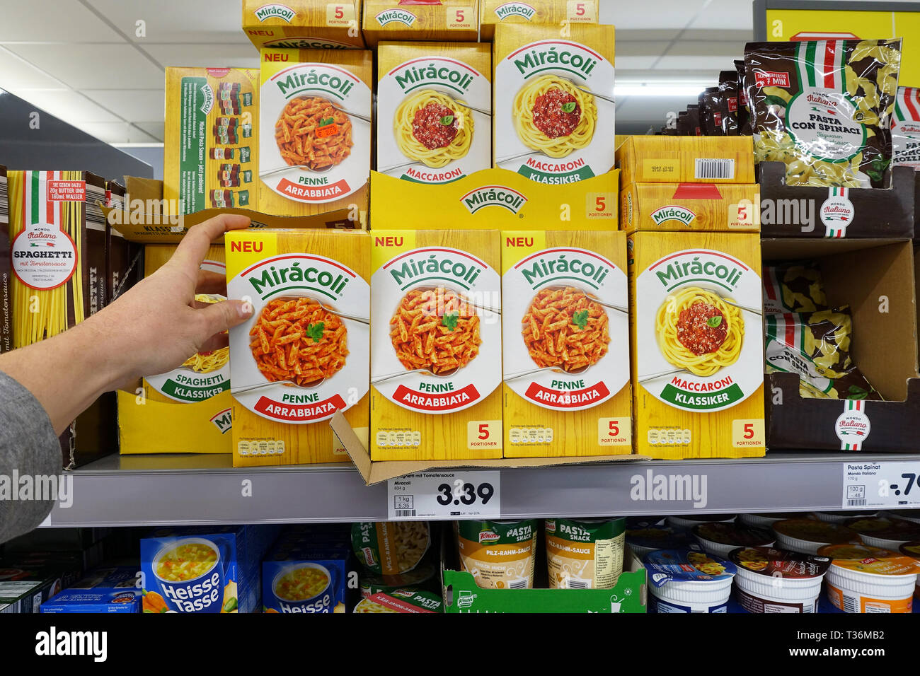 Pasta aisle supermarket hi-res stock photography and images - Alamy