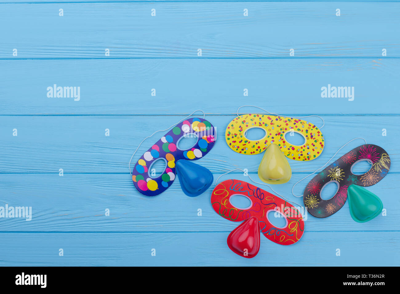 Carnival masks and accessories hi-res stock photography and images - Alamy