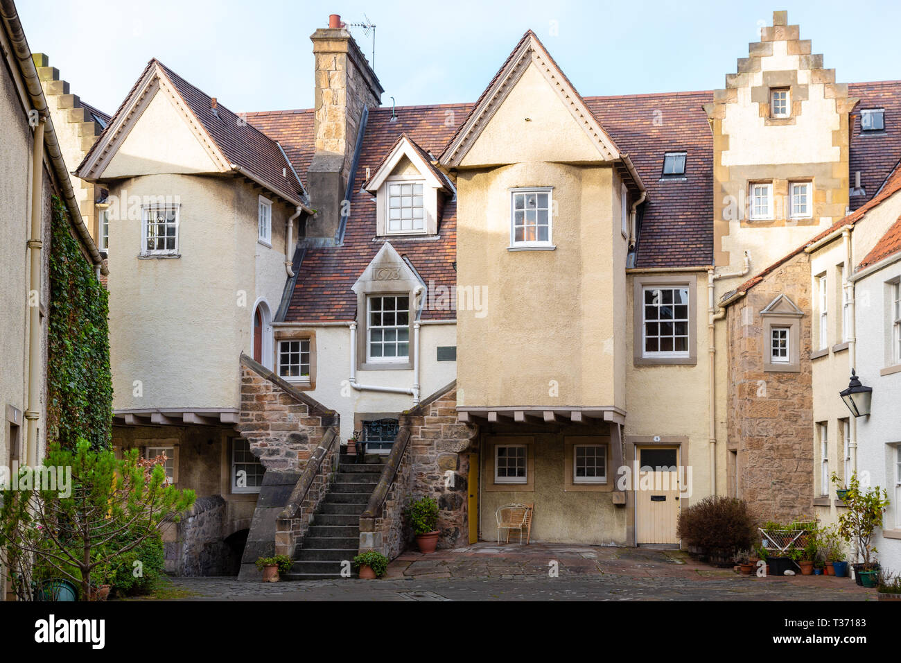 Edinburgh (Scotland) - Whitehorse Close and its typical old houses in ...