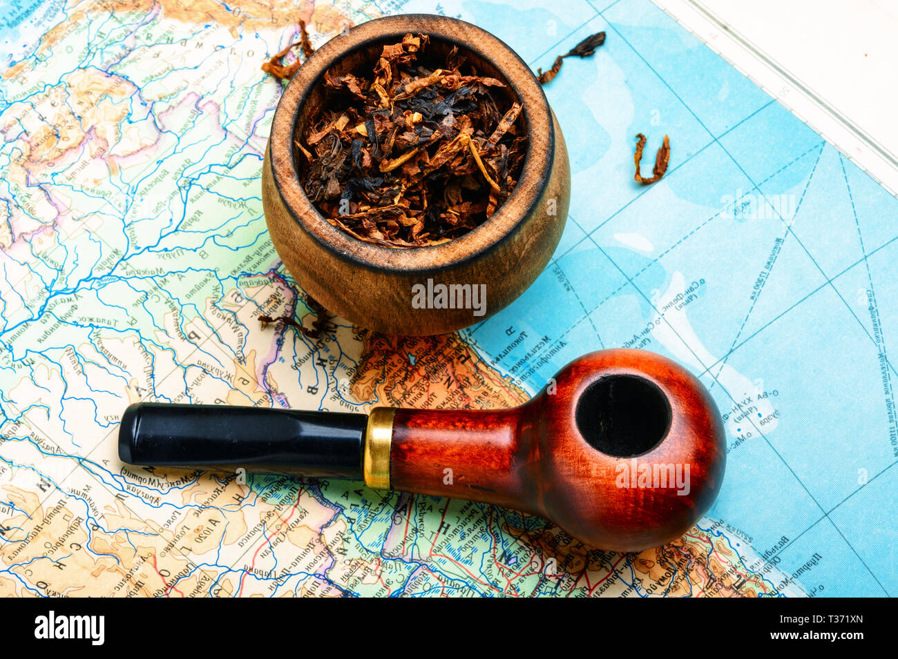 Old sailor smoking pipe hi-res stock photography and images - Alamy