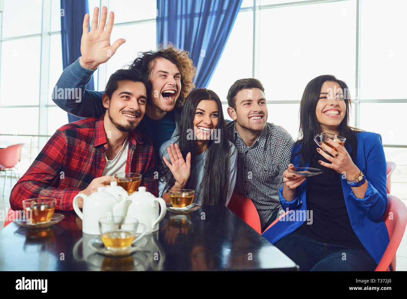 Women laughing restaurant table hi-res stock photography and images - Alamy