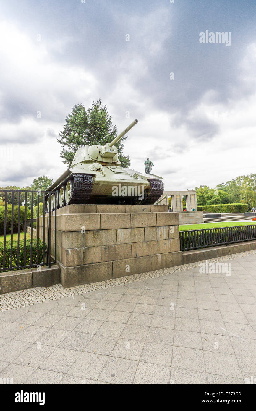 Soviet tank memorial in Berlin Stock Photo - Alamy