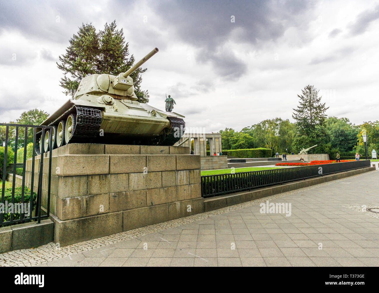 Soviet tank memorial in Berlin Stock Photo - Alamy