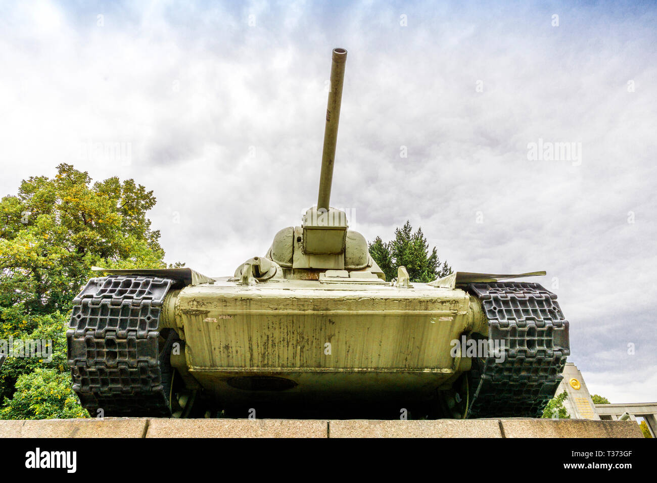 Soviet tank memorial in Berlin Stock Photo - Alamy