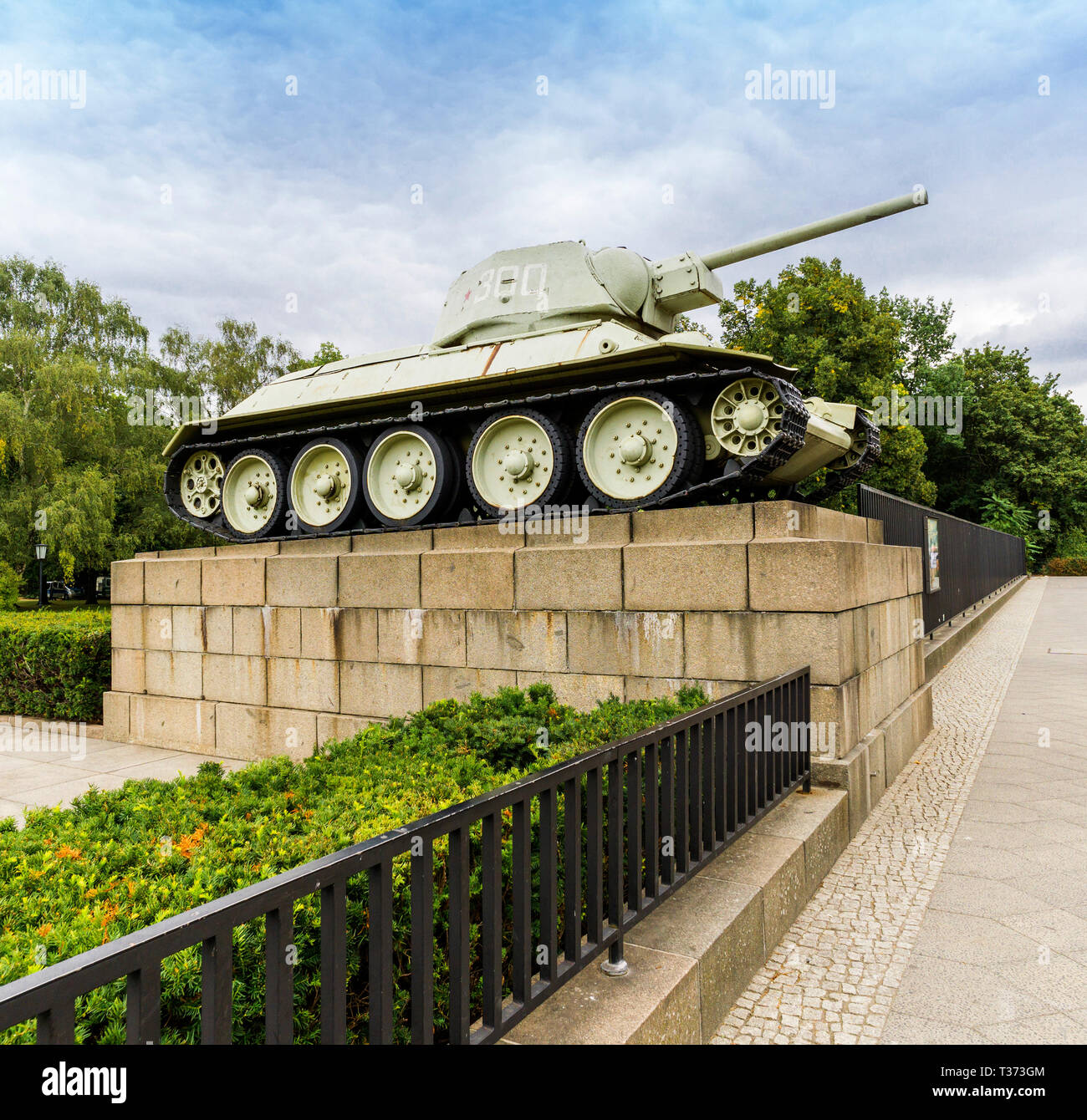 Soviet tank memorial in Berlin Stock Photo - Alamy