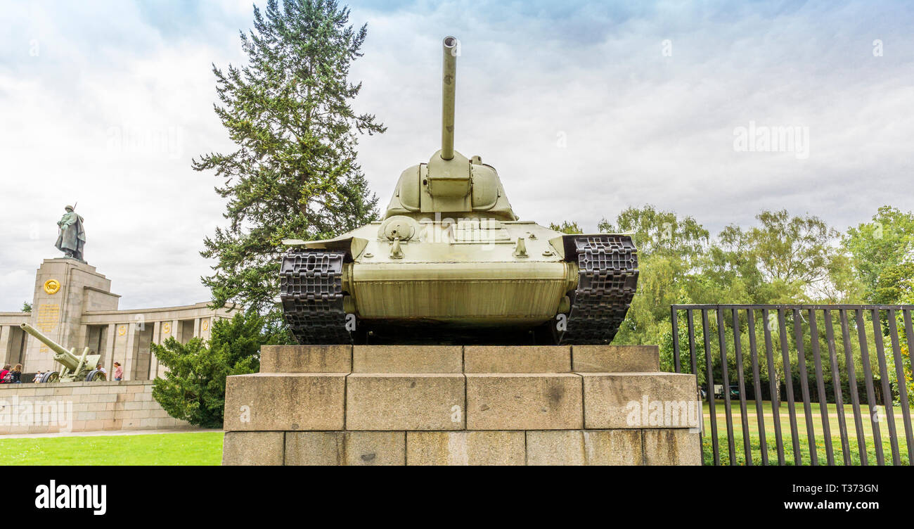 Berlin germany russian tank hi-res stock photography and images - Alamy