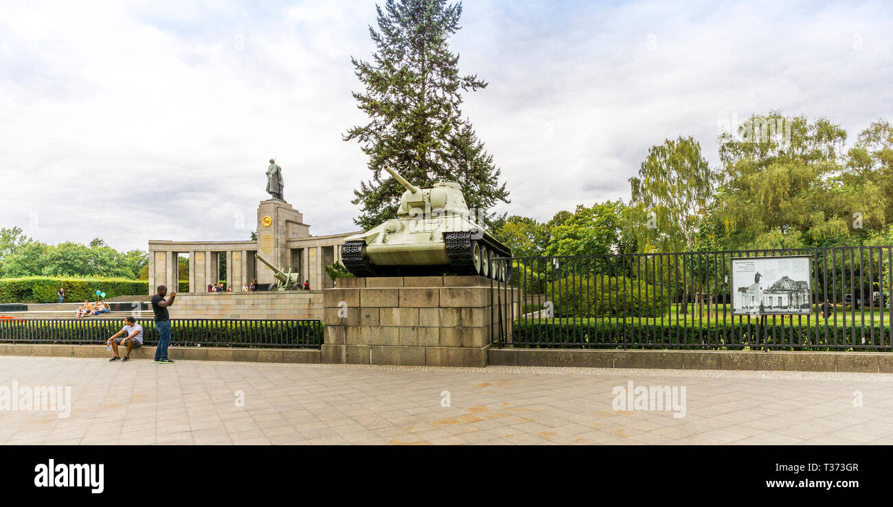 Soviet tank memorial in Berlin Stock Photo - Alamy