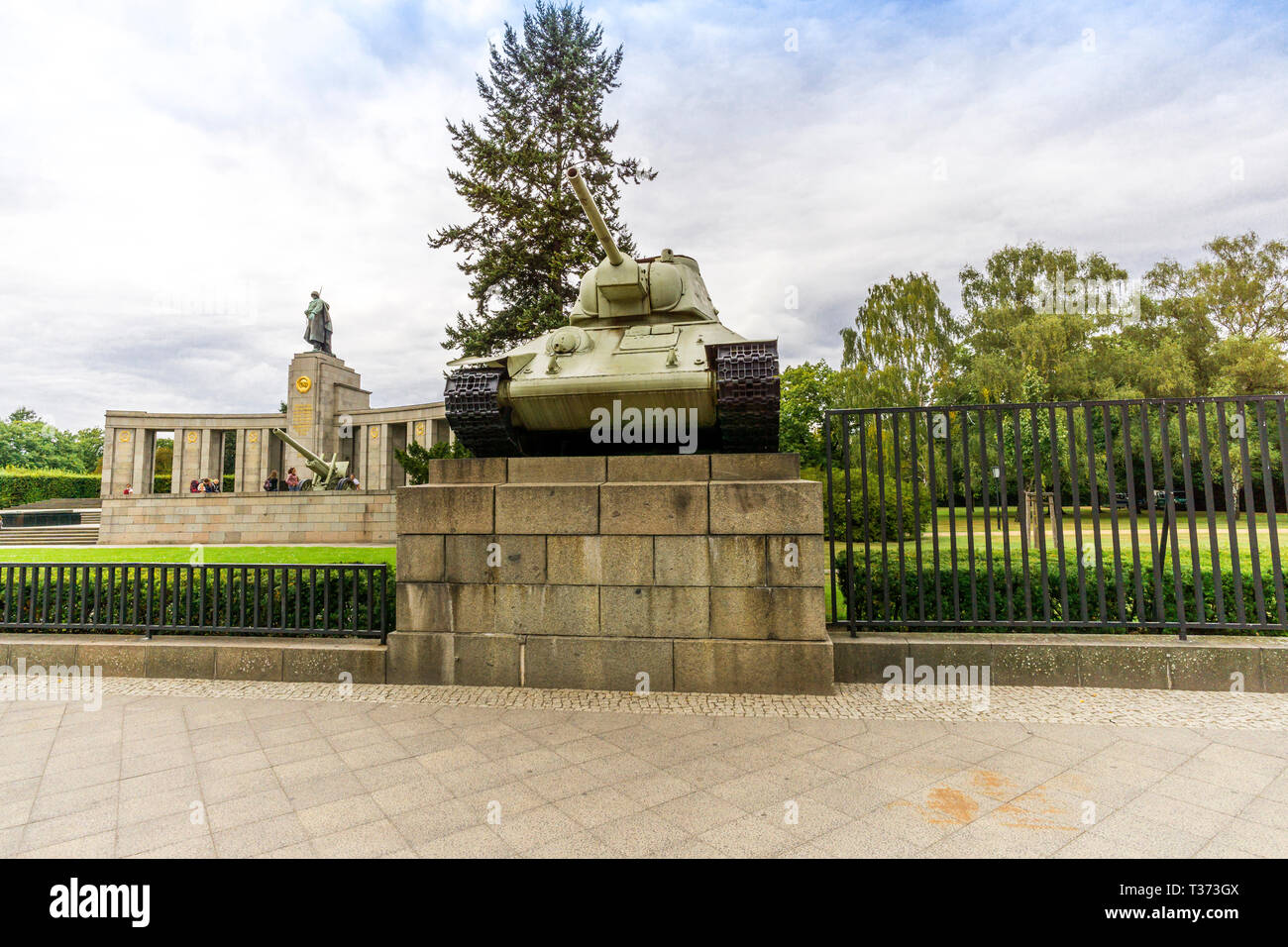 Soviet tank memorial in Berlin Stock Photo - Alamy