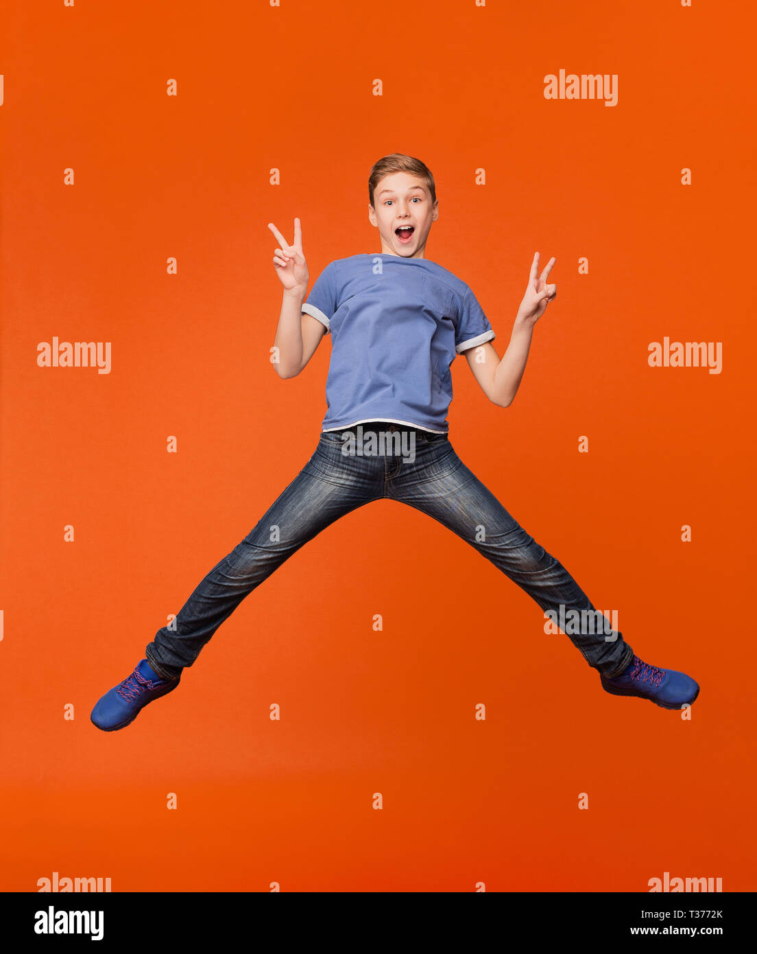 Boy with peace sign hi-res stock photography and images - Alamy