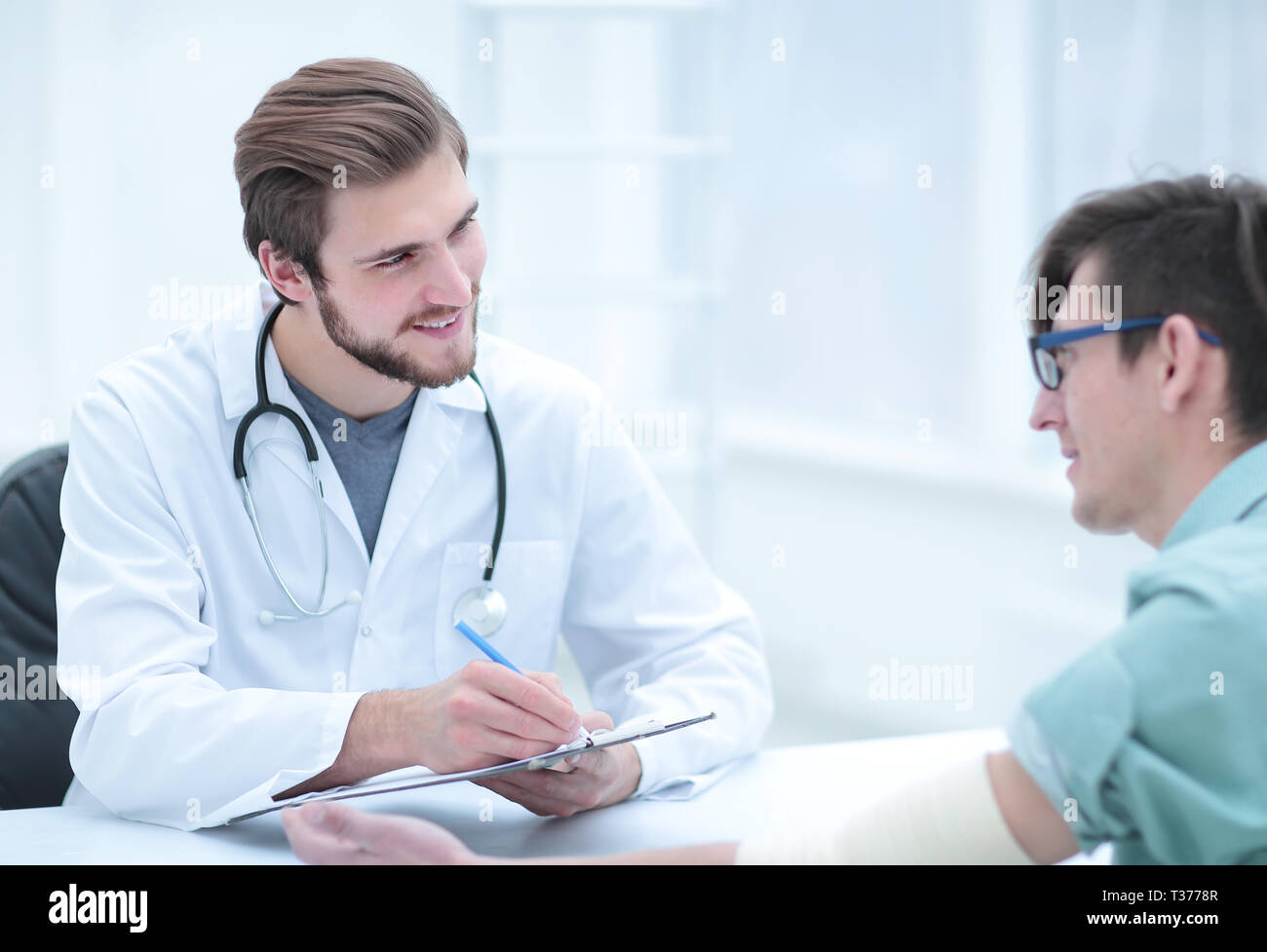 doctor writing a prescription to her patient Stock Photo - Alamy