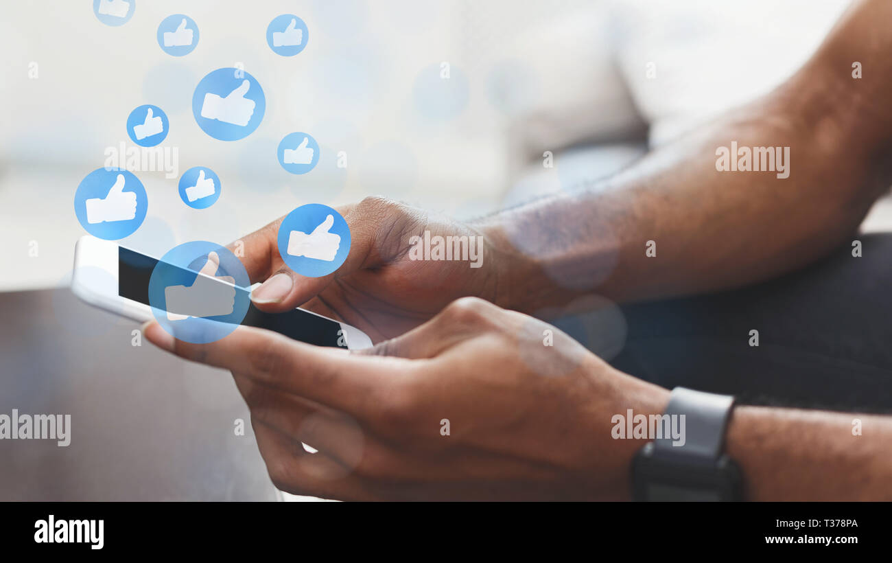 Man using social media hi-res stock photography and images - Alamy