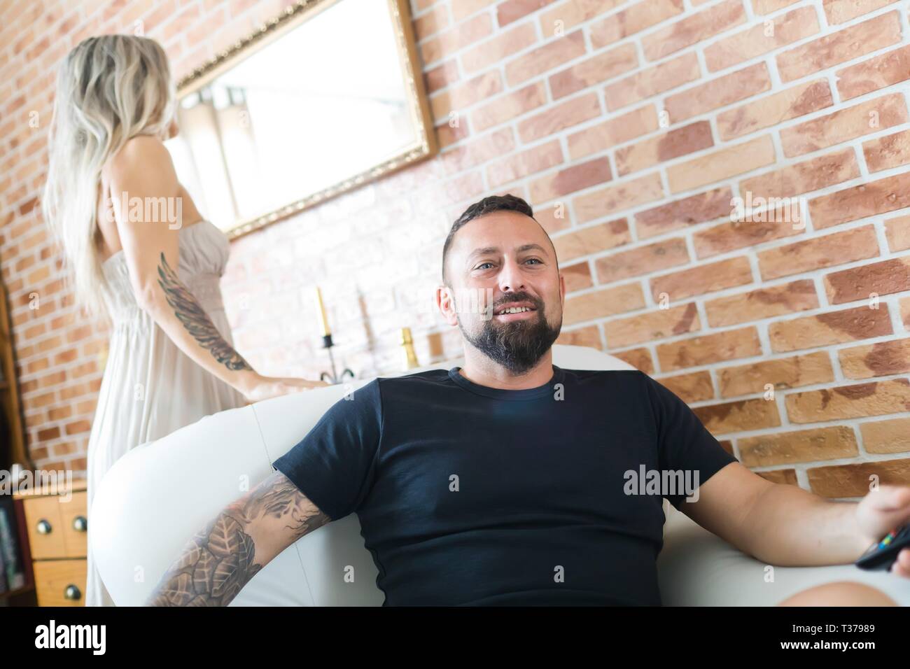 Couple arguing home tv hi-res stock photography and images - Alamy