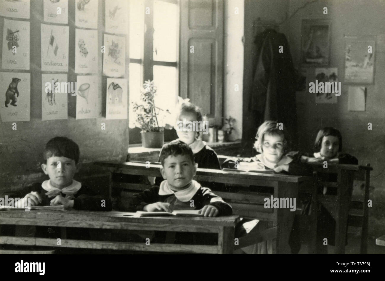 1950s classroom hi-res stock photography and images - Alamy