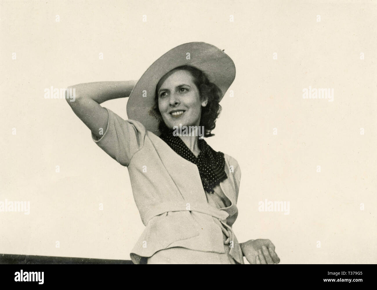 Actress hat hi-res stock photography and images - Alamy