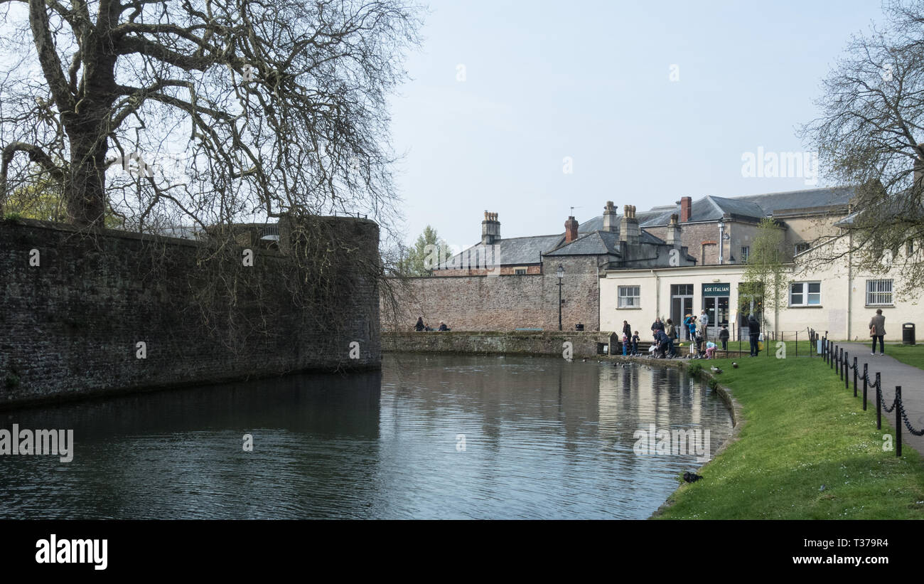 Wells, Somerset, U.K. The Bishop's Palace. The Moat Stock Photo - Alamy
