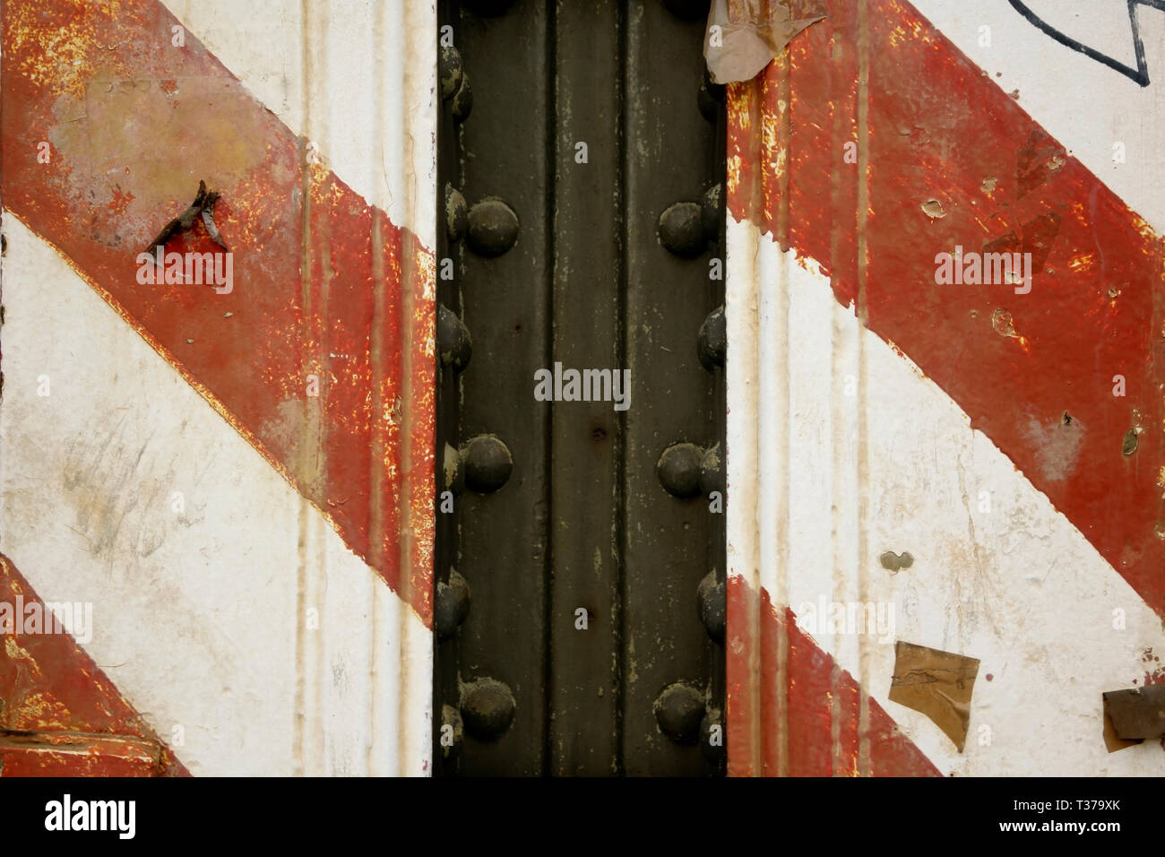 Red metal beams hi-res stock photography and images - Alamy
