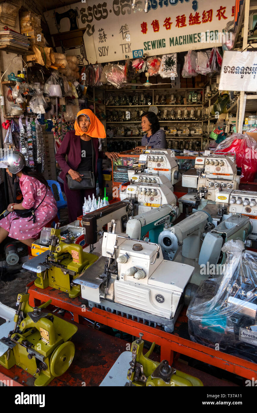 Traditional chinese clothes shop hi-res stock photography and images ...