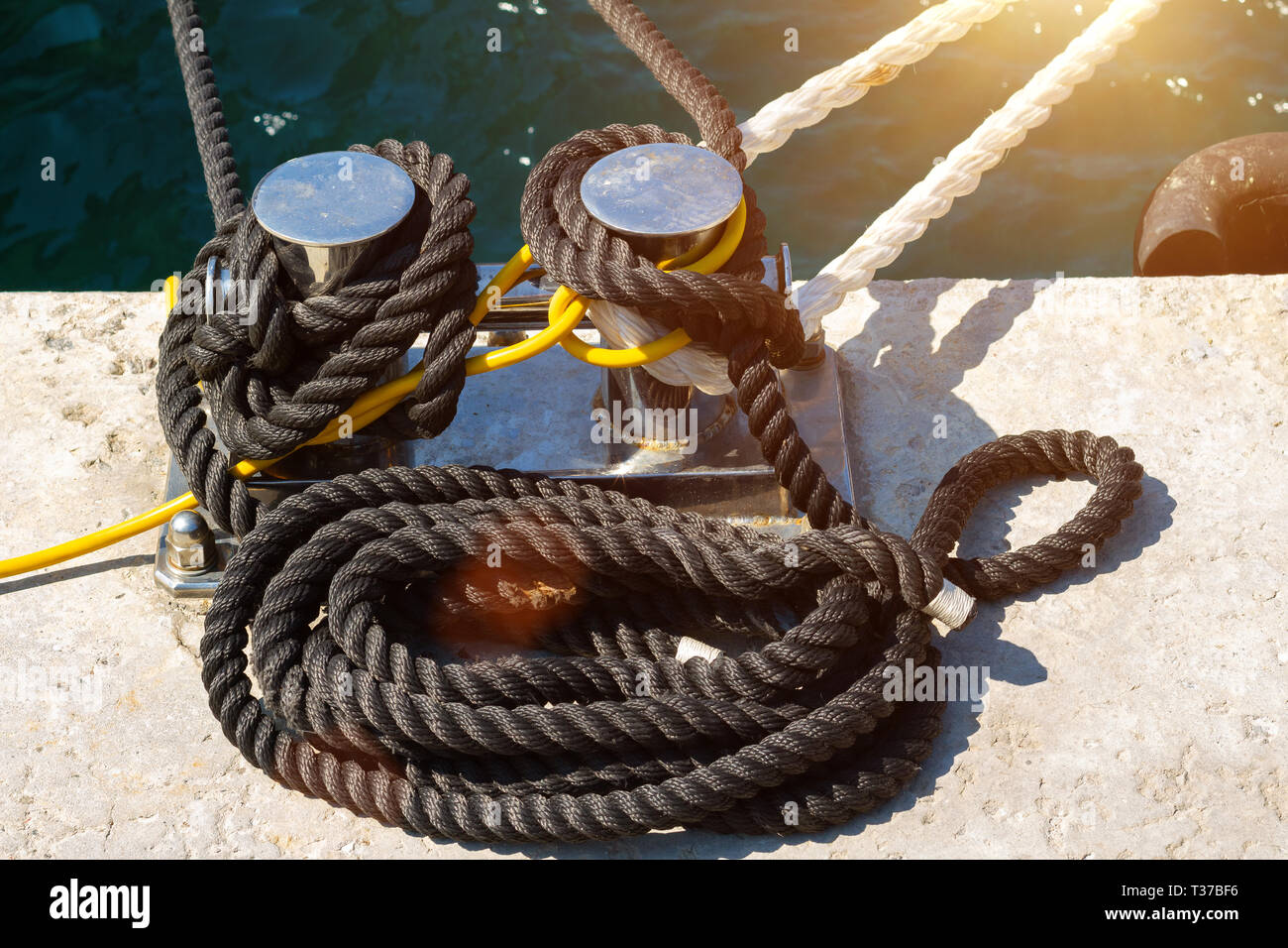 Ship cable rope berth tied hi-res stock photography and images - Alamy