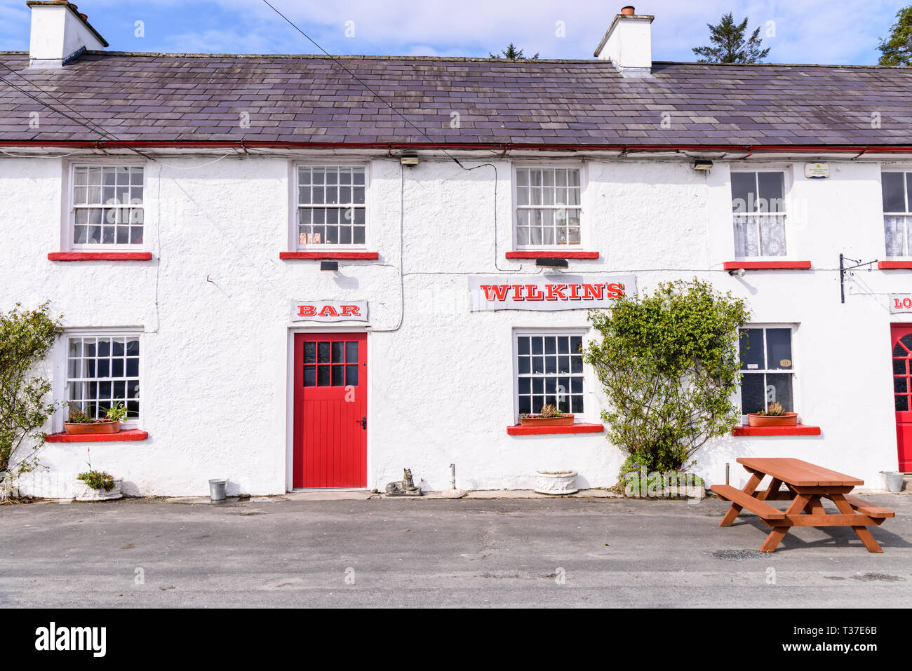 Old fashioned pub exterior hi-res stock photography and images - Alamy