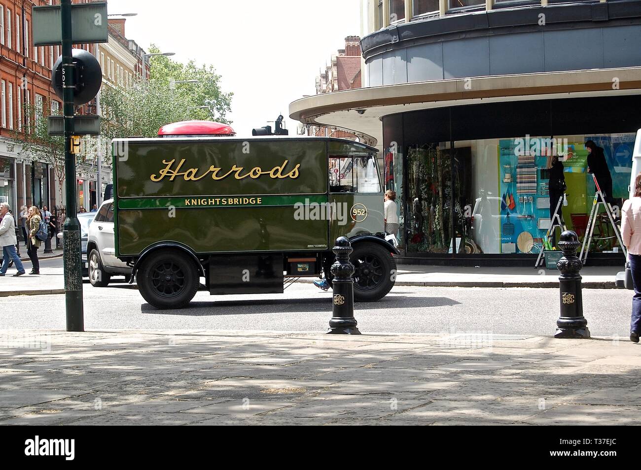 Harrods van hi-res stock photography and images - Alamy