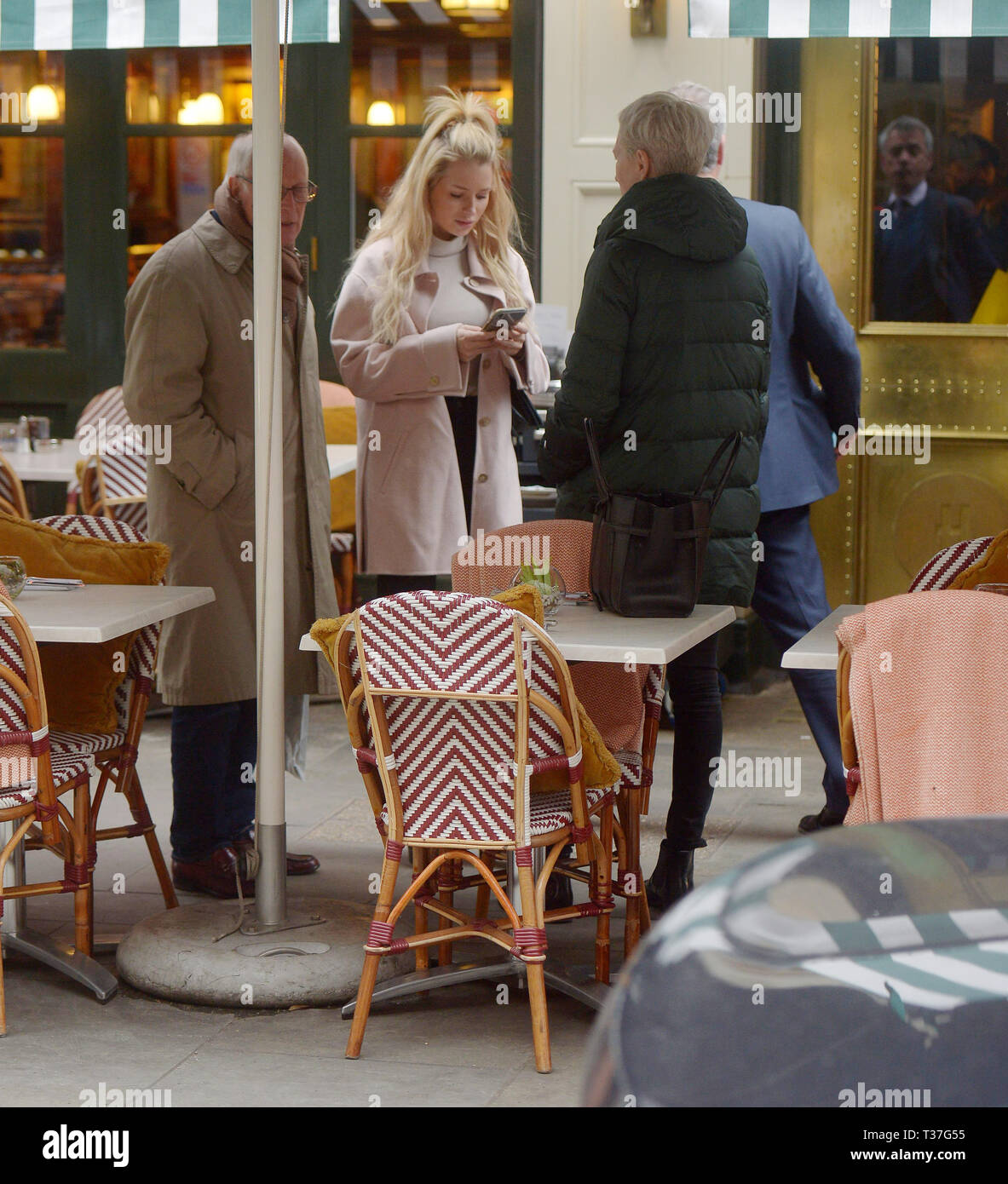 Lottie Moss at Harry's Bar, James Street enjoying lunch with Parents ...