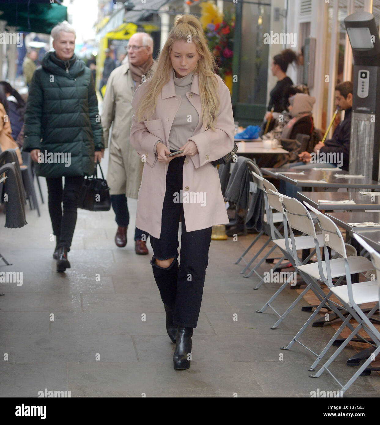 Lottie Moss at Harry's Bar, James Street enjoying lunch with Parents ...