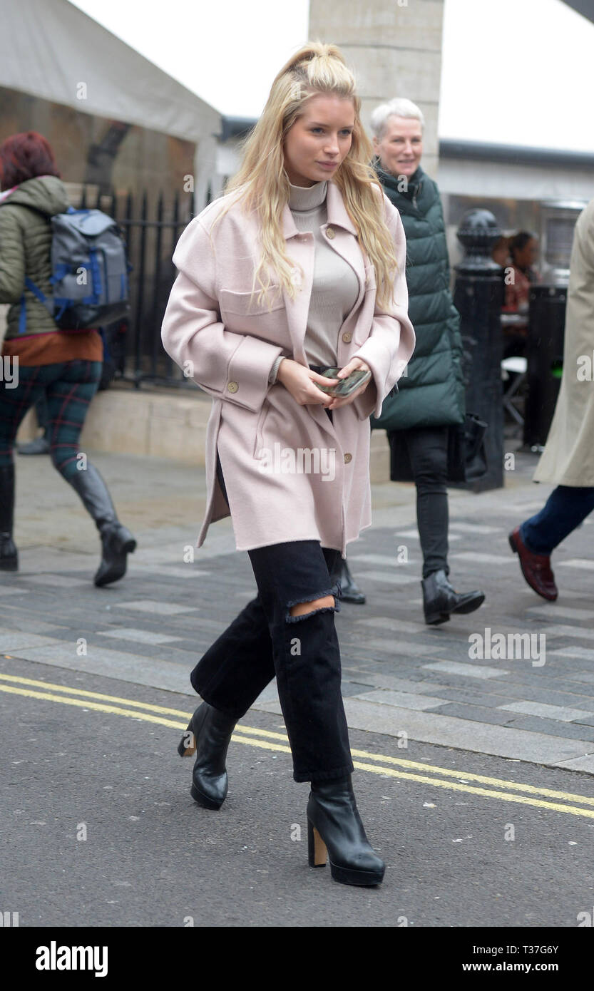 Lottie Moss at Harry's Bar, James Street enjoying lunch with Parents ...