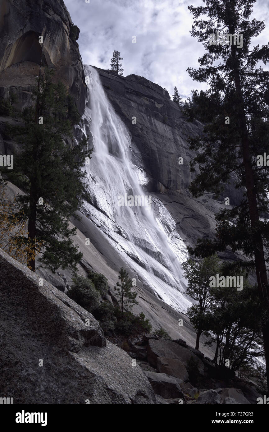 Granite cliff waterfall hi-res stock photography and images - Alamy