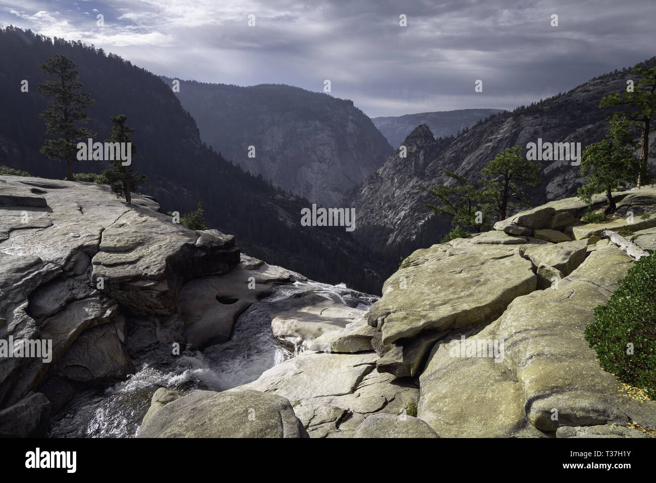 Yosemite waterfall hike hi-res stock photography and images - Alamy