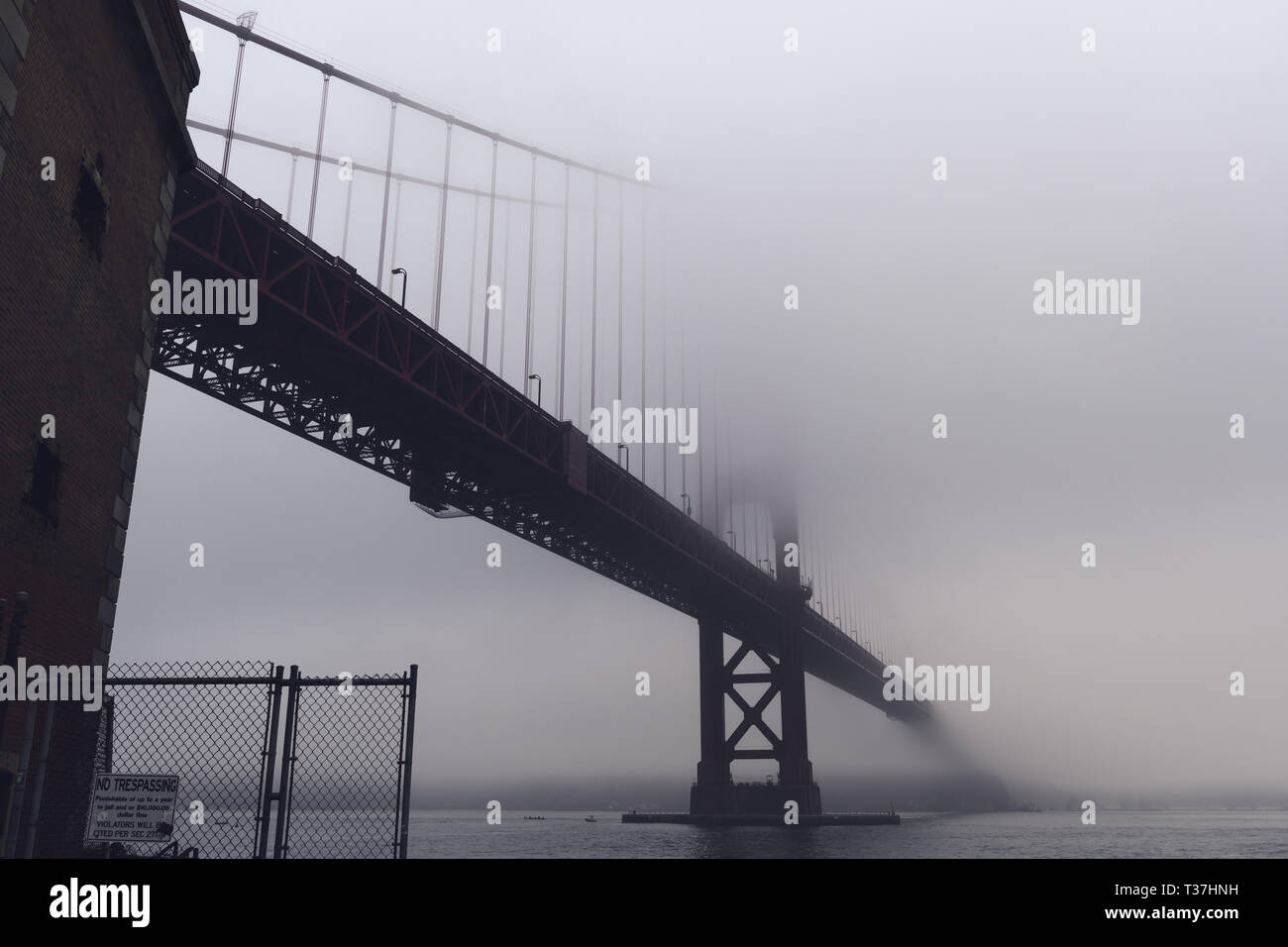 Heavy fog golden gate bridge hi-res stock photography and images - Alamy