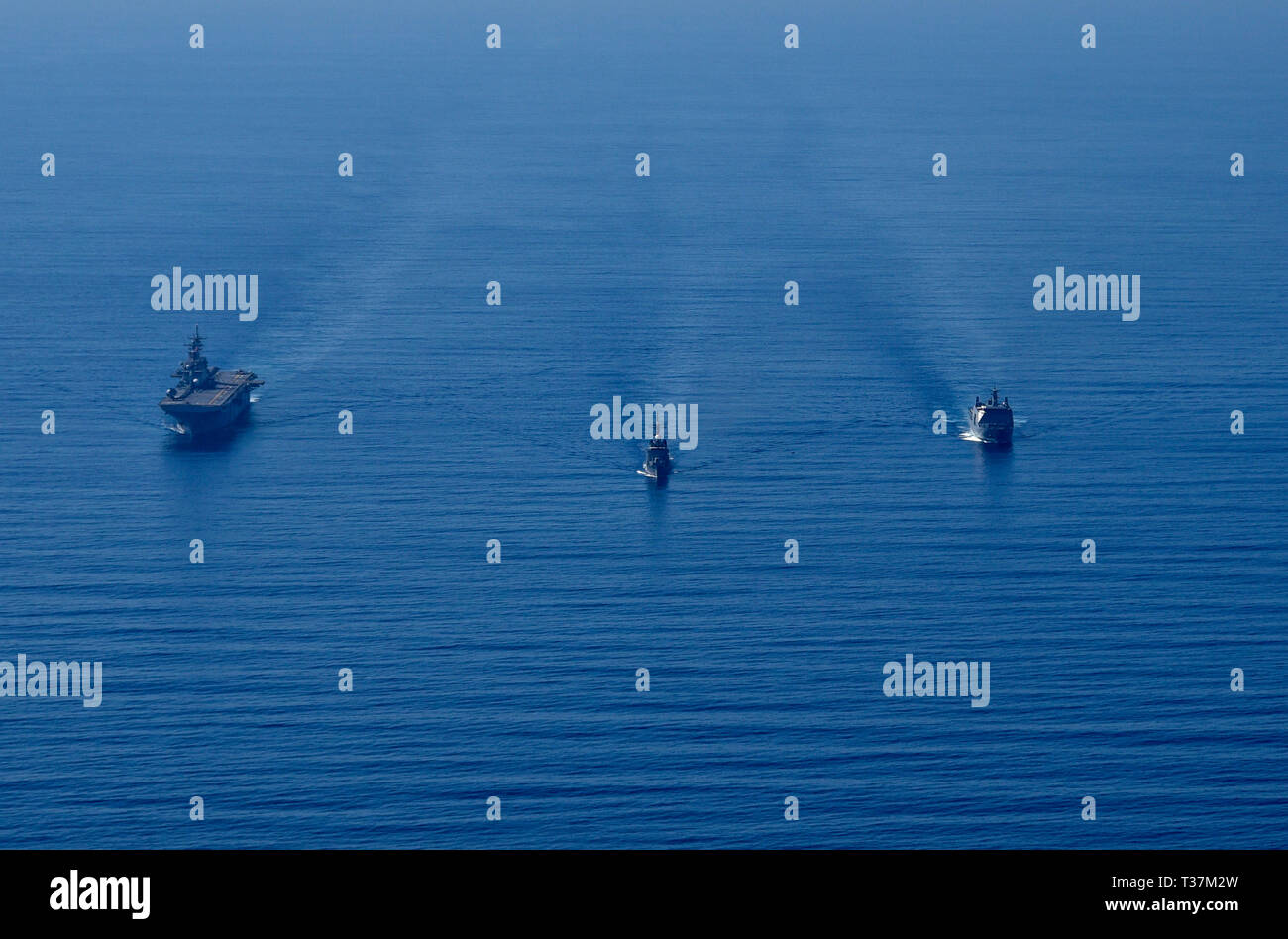 190405-N-RI884-1532 SOUTH CHINA SEA (April 5, 2019) The amphibious ...