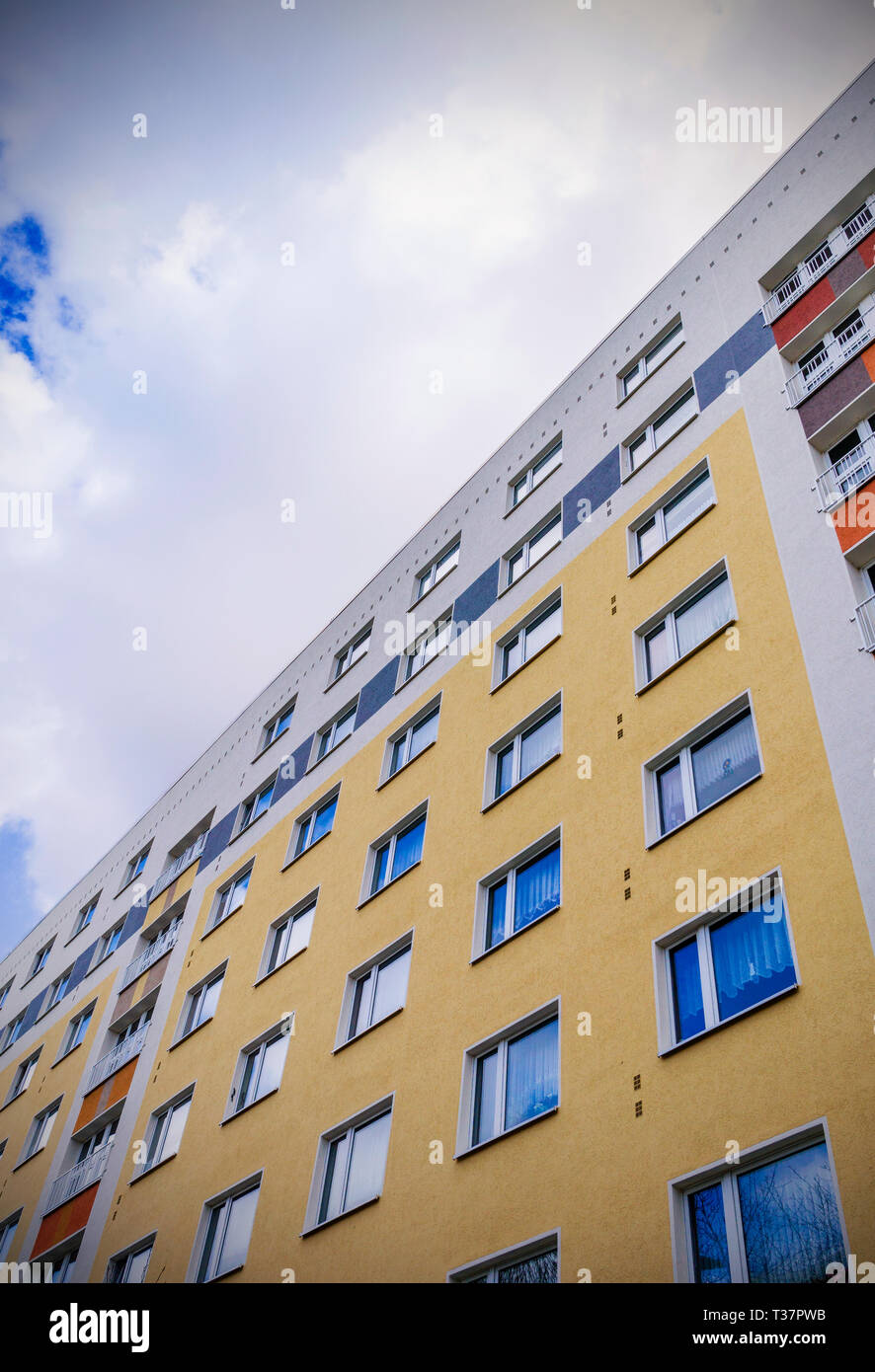 Multi Family Home - Apartment Building Stock Photo - Alamy