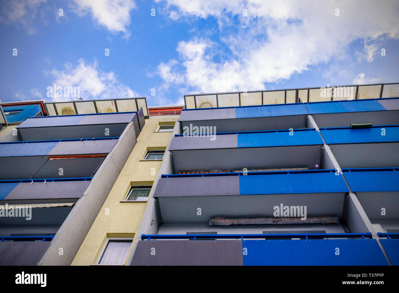 Multi Family Home - Apartment Building Stock Photo - Alamy