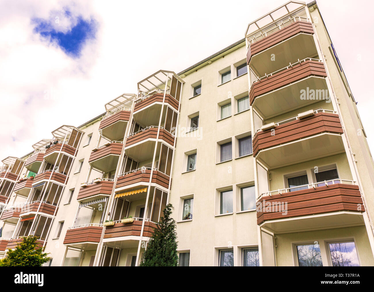 Multi Family Home - Apartment Building Stock Photo - Alamy