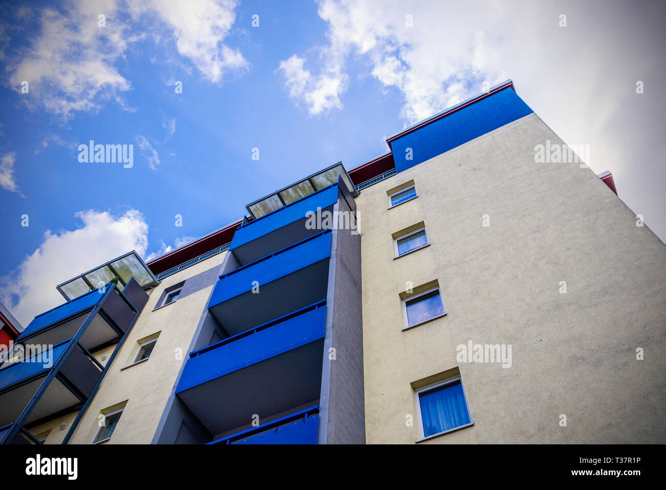 Multi Family Home - Apartment Building Stock Photo - Alamy